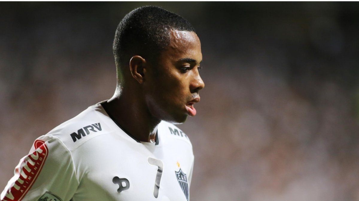 Juez prohíbe a Robinho salir de Brasil