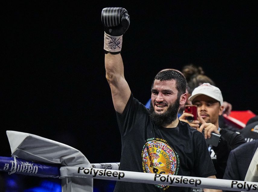 ¿Cuáles títulos tiene en su poder el fuerte pegador Artur Beterbiev?