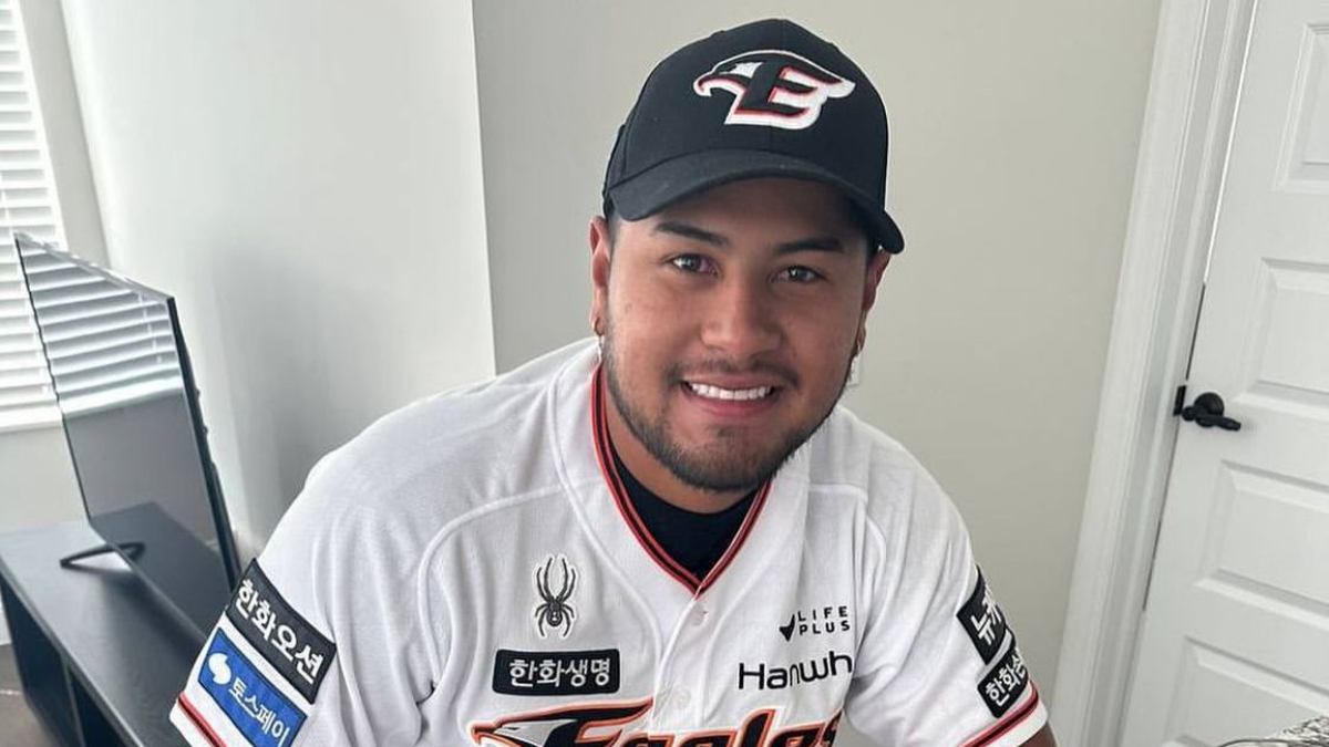 Jaime Barría firmó su contrato con los Hanwha Eagles de la KBO League