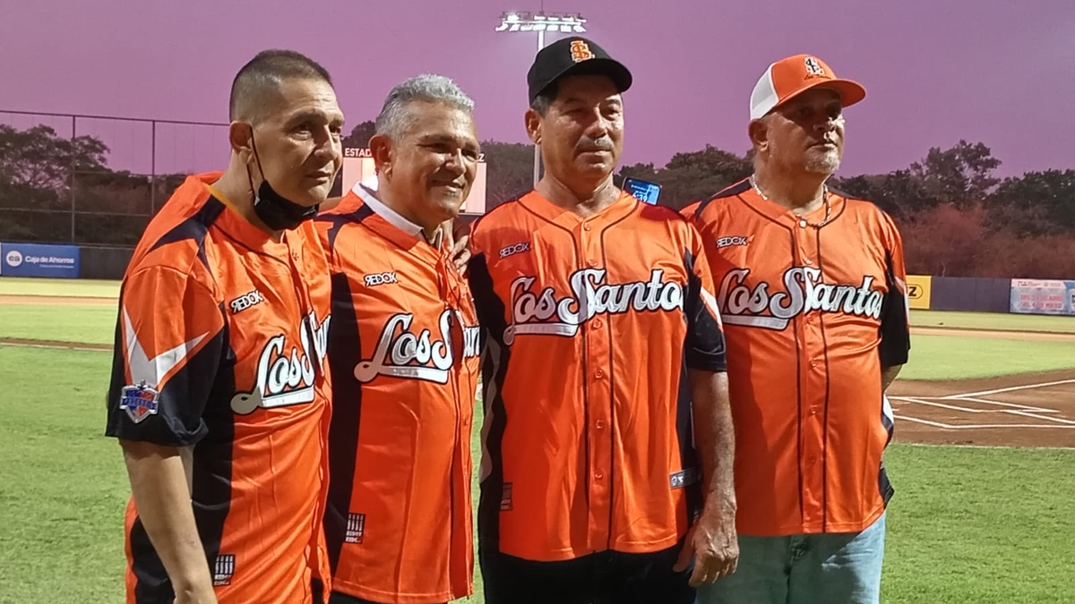 Los Santos rindió homenaje a peloteros históricos de la provincia