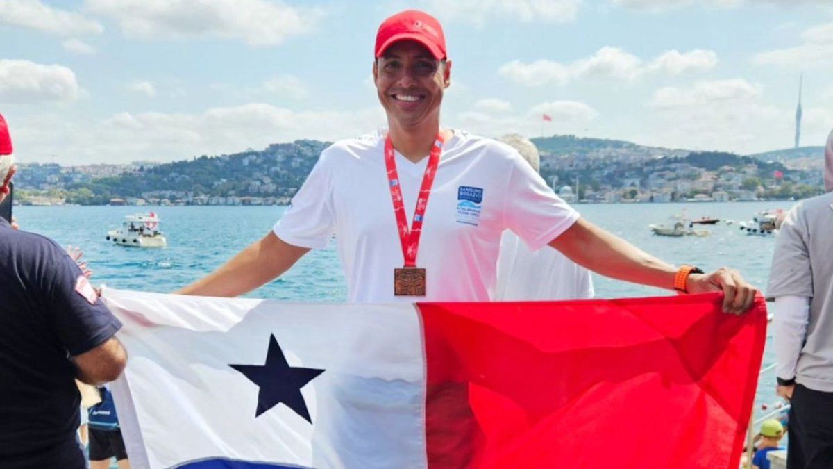 César Barría cumple al nadar de Asia a Europa por El Bósforo