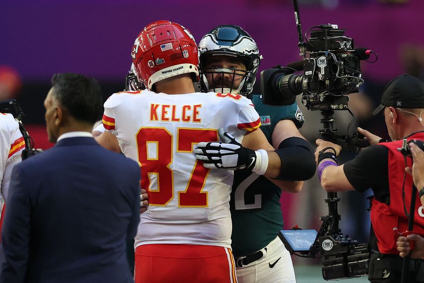 Super Bowl: Travis Kelce consuela a su hermano Jason tras triunfo de los Chiefs
