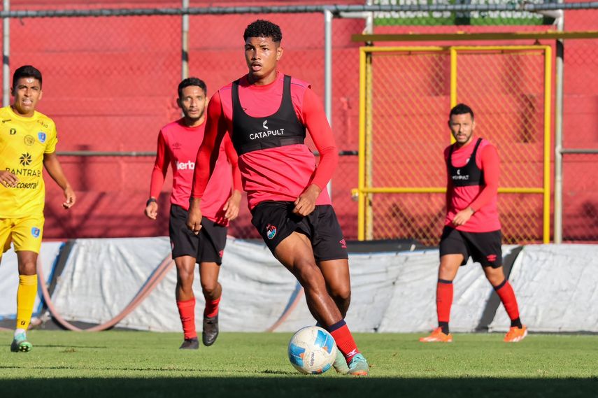 CSD Municipal de Guatemala anuncia lesión del panameño Davis Contreras