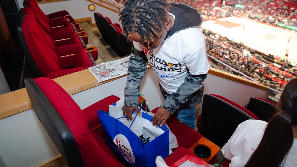 NBA: Houston Rockets organiza fiesta navideña para niños
