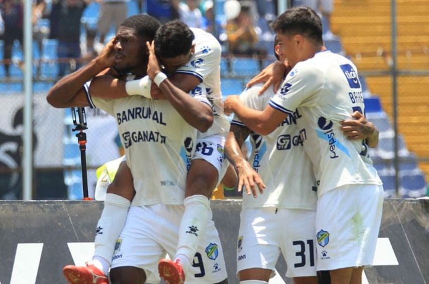 Azarías Londoño le da triunfo y el primer puesto a Comunicaciones