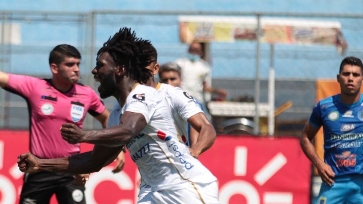 Manuel Gamboa anota con Comunicaciones en Guatemala