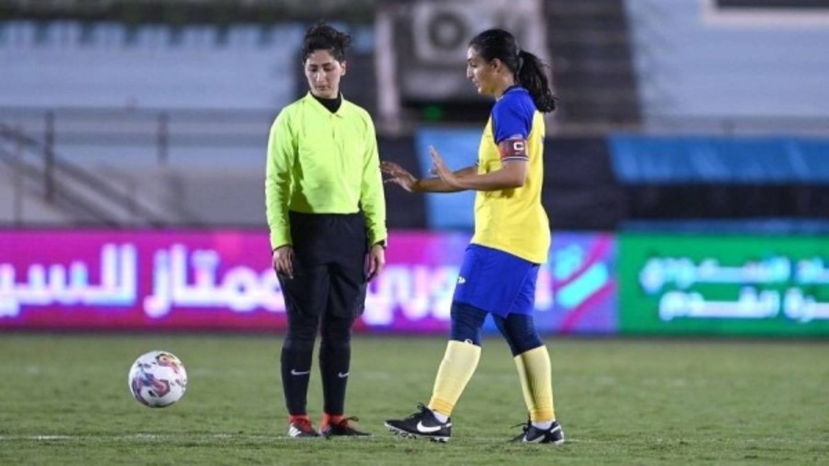 Anoud Al Asmari se convierte en la primera árbitra internacional en ...