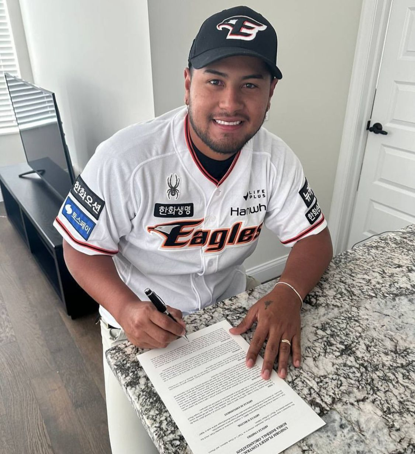 Jaime Barría firmó su contrato con los Hanwha Eagles de la KBO League