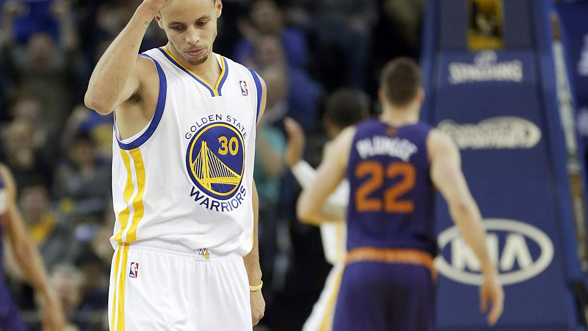 Curry lidera a Warriors en victoria sobre Suns