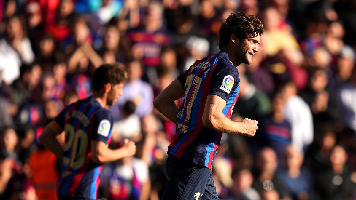 Marcos Alonso abre el marcador en el Camp Nou