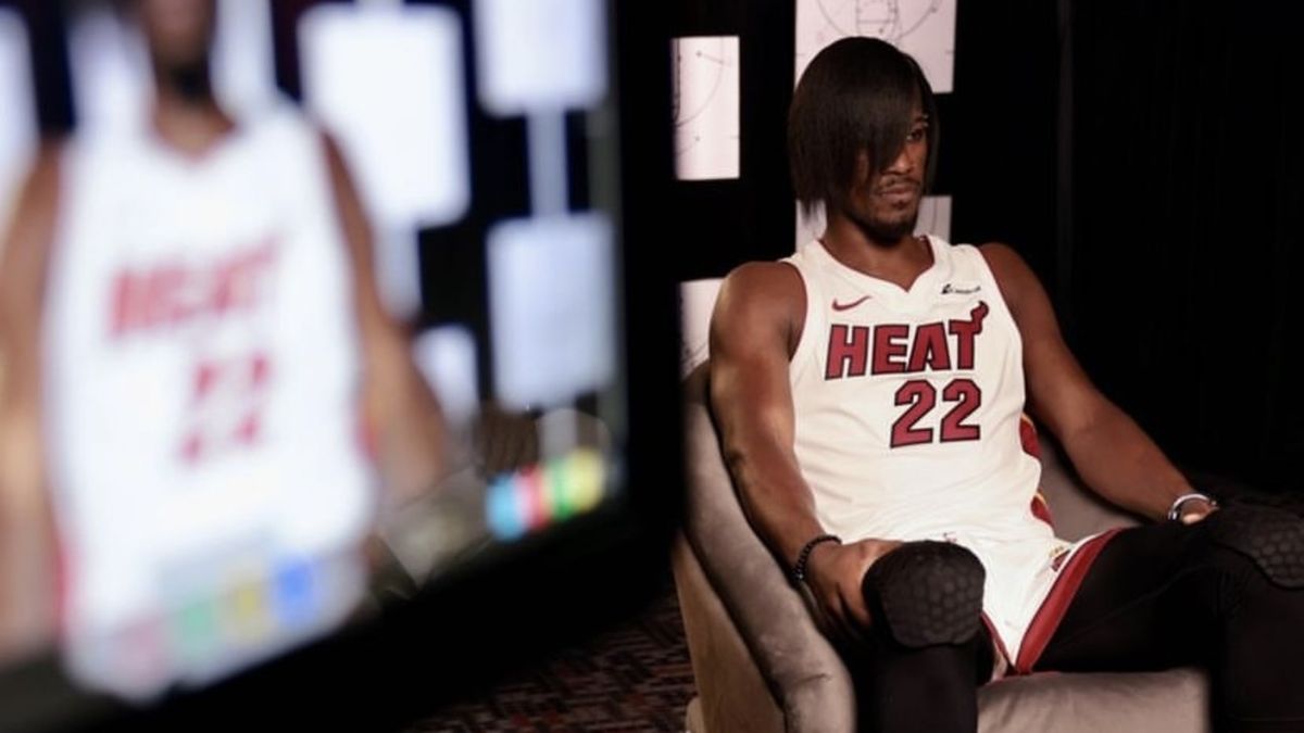 NBA: Jimmy Butler sorprende con nuevo look en el Día de Medios