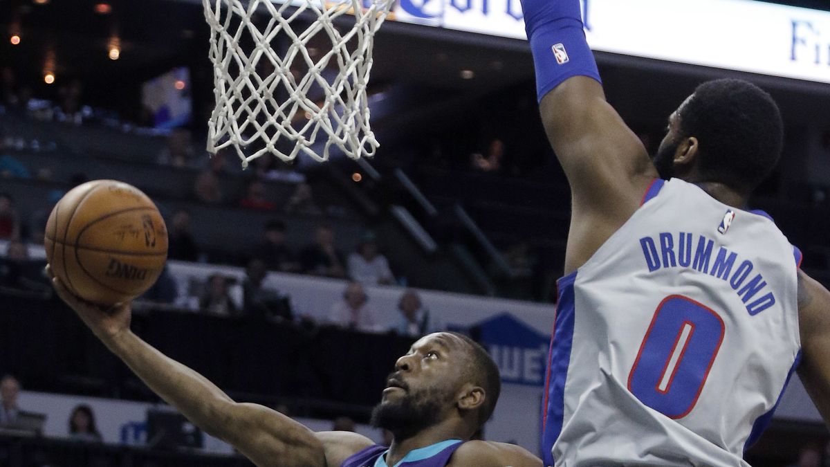 Howard guía a Hornets sobre Pistons en 4to triunfo en fila