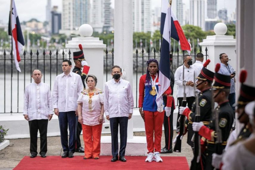 Atheyna Bylon recibió el Pabellón Nacional como abanderada del 3 de ...