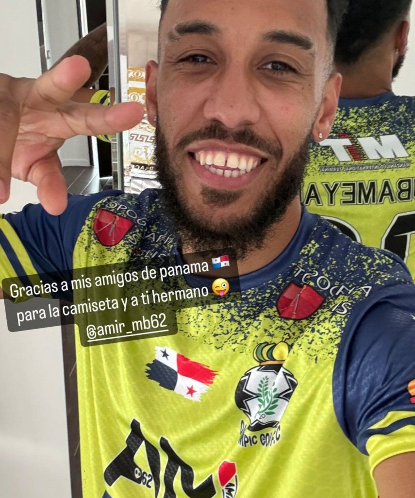 Pierre Emerick Aubameyang usa camiseta del Olympic Colón de Michael ...