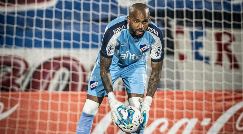 Luis Mejía volvió a destacar con Nacional en Uruguay