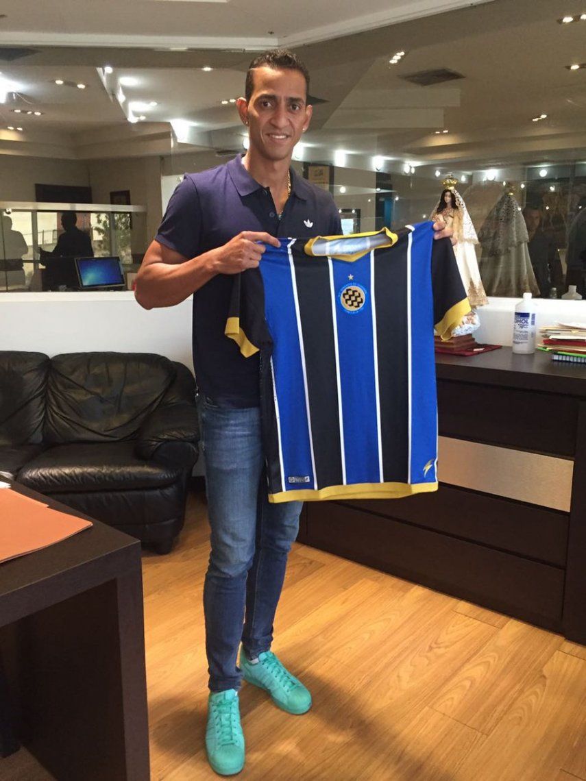 Rolando Escobar firma con Mineros de Guayana en Venezuela