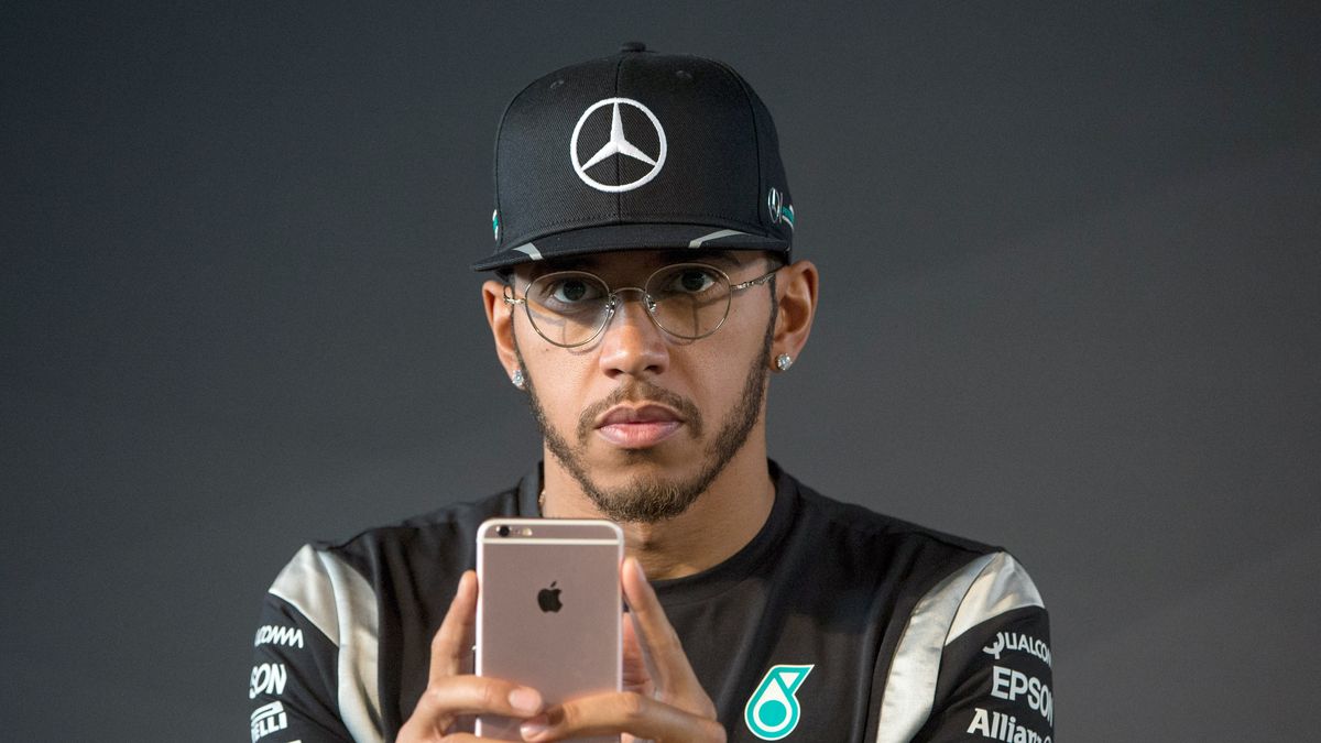 Investigan a Lewis Hamilton, por selfie en moto