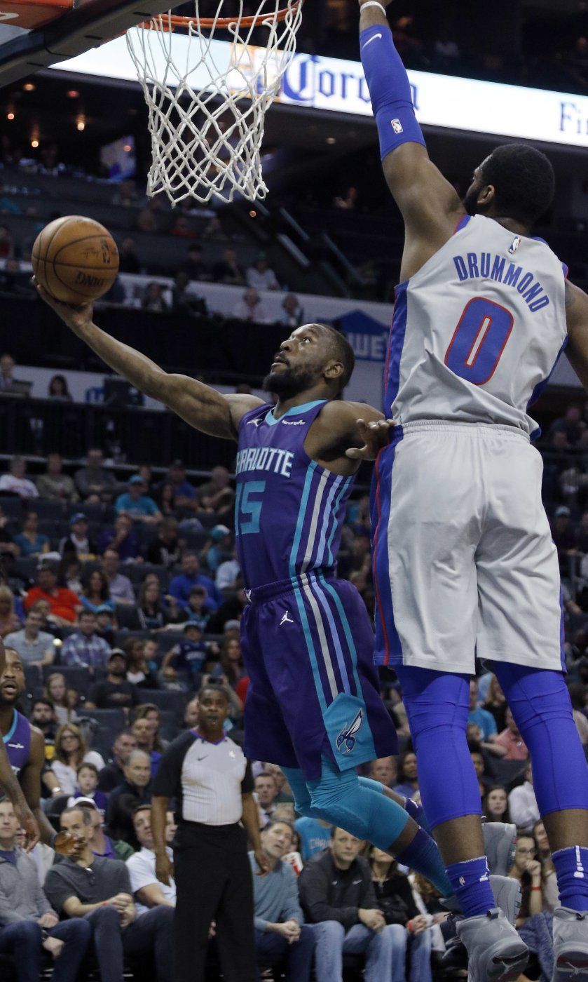 Howard guía a Hornets sobre Pistons en 4to triunfo en fila