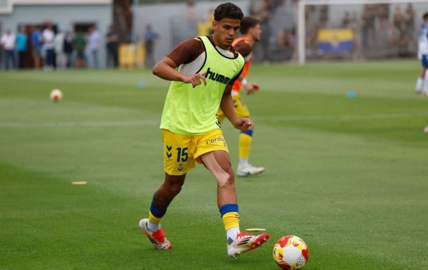 Edward Cedeño sumó minutos como titular con UD Las Palmas en Trofeo Teide