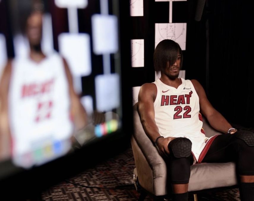 NBA: Jimmy Butler sorprende con nuevo look en el Día de Medios
