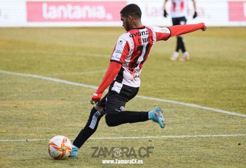 César Yanis debuta como titular con el Zamora en España