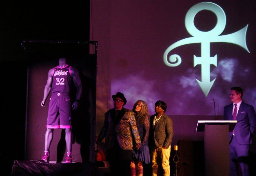 Timberwolves presentan uniforme inspirado en Prince