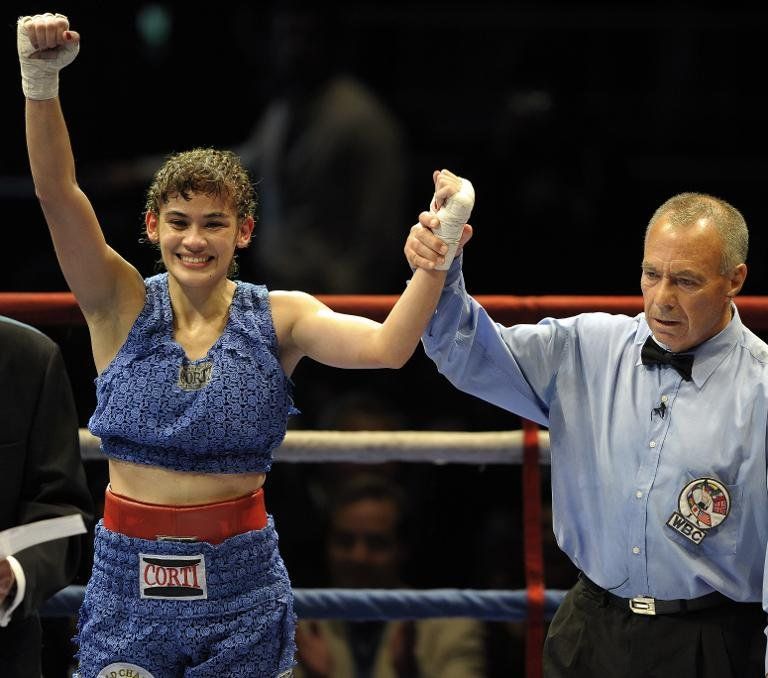 La argentina Tigresa Acuña retuvo el título mundial de supergallos