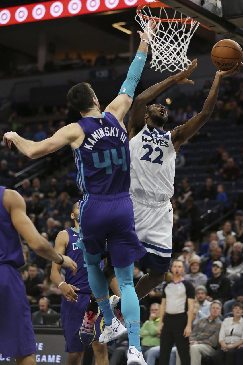 Towns marca 35 puntos y Timberwolves gana 121-104 a Hornets