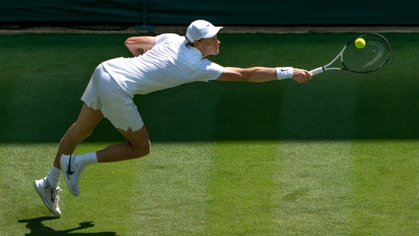 Jannik Sinner avanzó sin problemas en una jornada sorpresiva de Wimbledon
