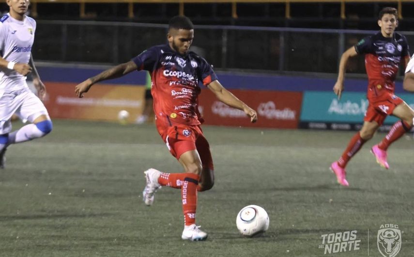 César Yanis anota su primer gol con AD San Carlos