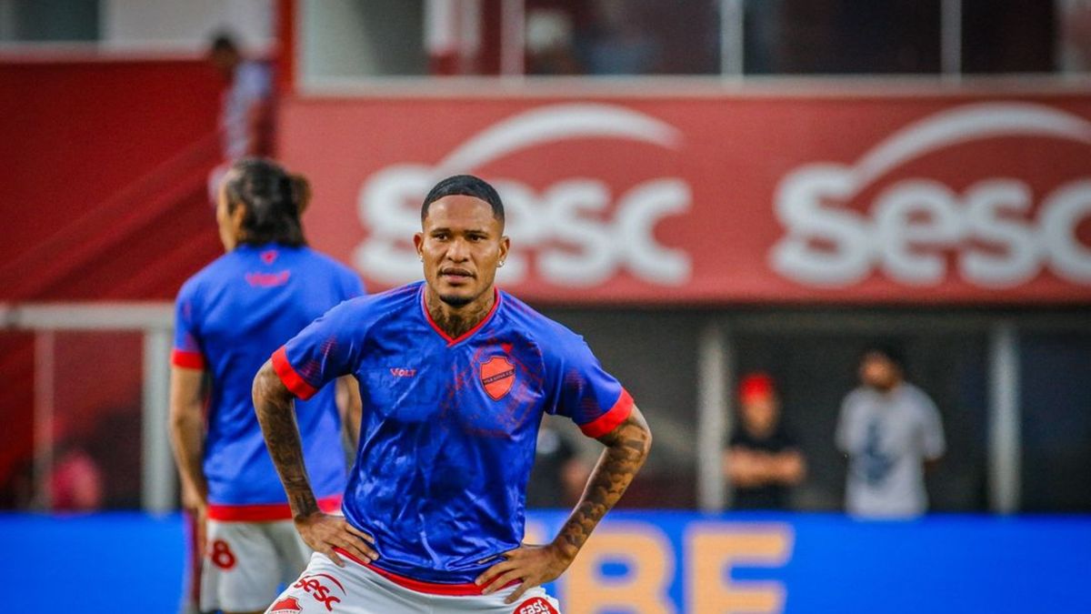 Eric Davis marca un golazo de tiro libre en Brasil