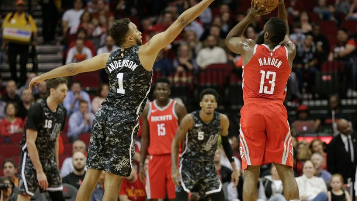 James Harden Lanza Un Triple