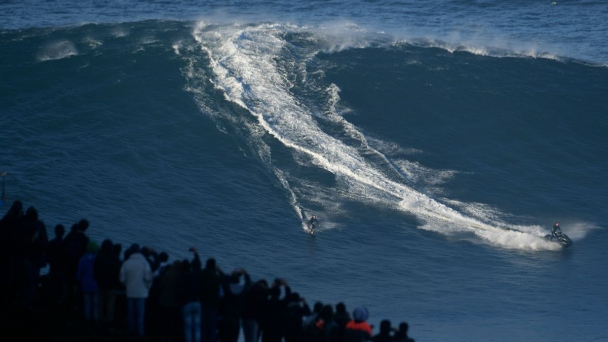 Los surfistas intentan domar las primeras olas gigantes del otoño en Nazaré