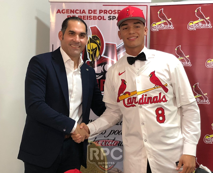 Juan Rujano estampó histórica firma con los Cardenales de San Luis