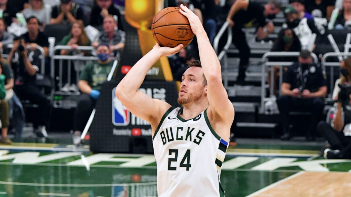 NBA: Los Bucks firman a Pat Connaughton con una extensión de varios años