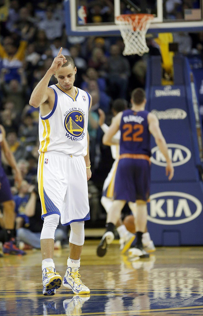 Curry lidera a Warriors en victoria sobre Suns