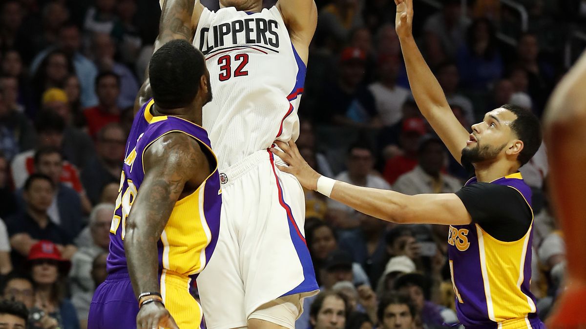 Clippers vencen a Lakers, Doc Rivers llega a 800 victorias