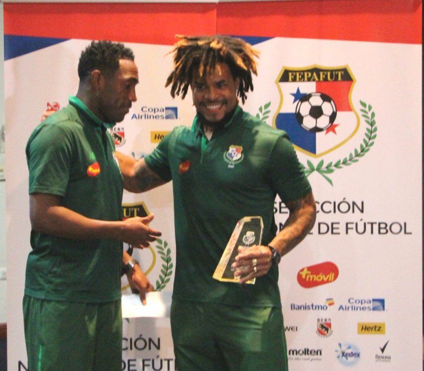 Román Torres recibe premio Rommel Fernández en la concentración