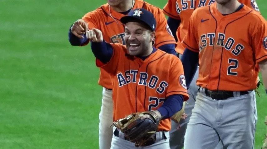 MLB: Altuve impone récord para latinos con 12do extra-base en Serie Mundial