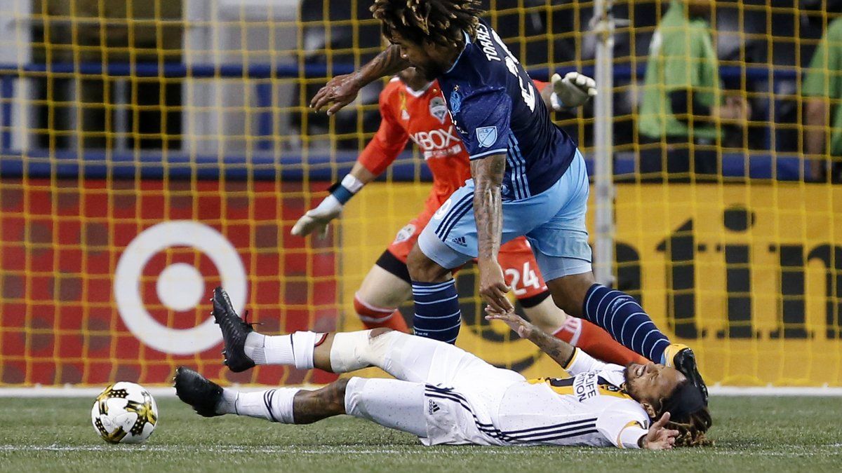 Le quitan la roja a Román Torres y podrá jugar frente al FC Dallas