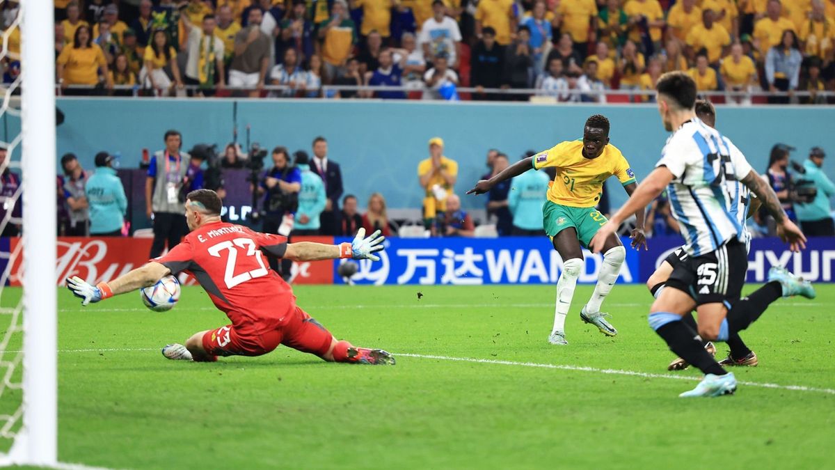 Qatar 2022: Dibu Martínez, Portero de Argentina salva el empate de ...