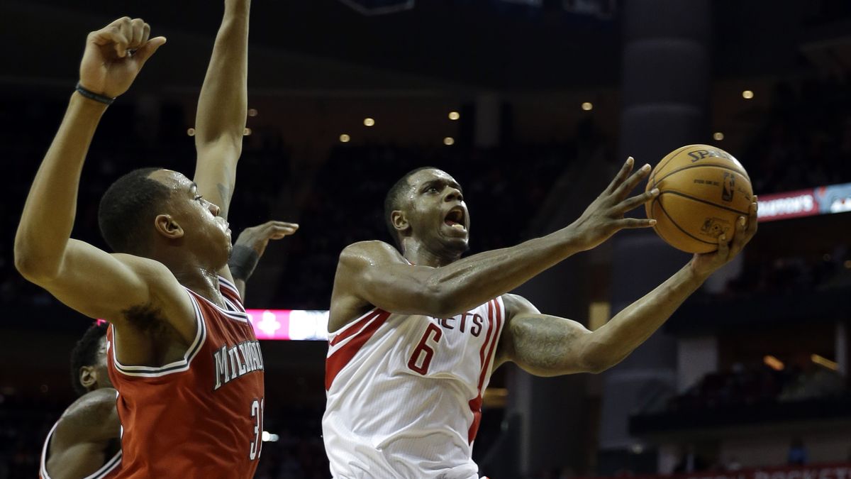 Jones y Rockets doblegan a Bucks